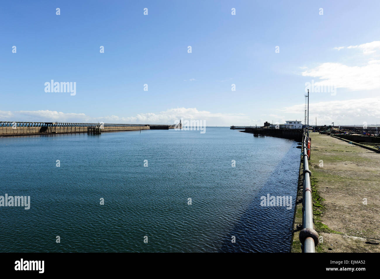 Blyth east pier lighthouse hi-res stock photography and images - Alamy