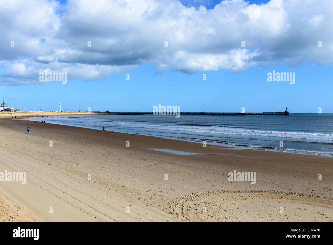Blyth east pier lighthouse hi-res stock photography and images - Alamy