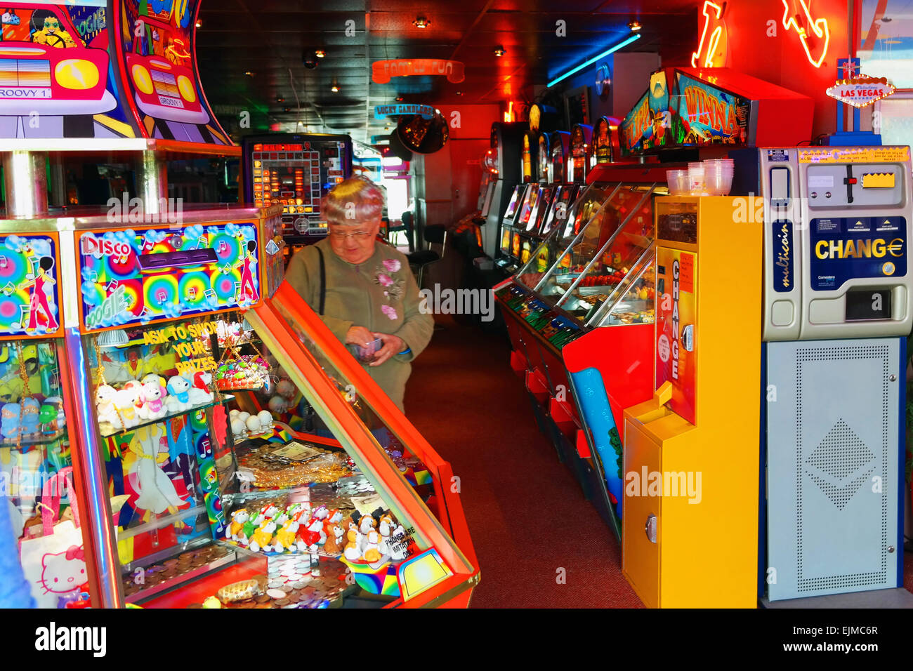 morcambe main street amusement arcade Stock Photo - Alamy
