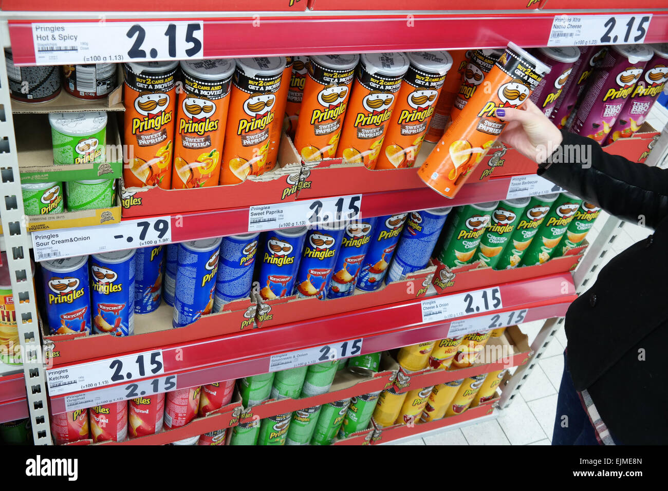 Pringles shelf hi-res stock photography and images - Alamy