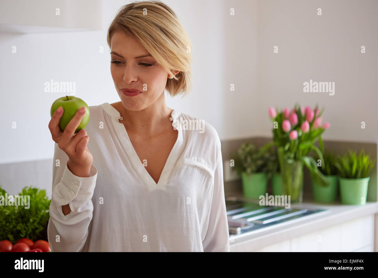 Woman office food smile hi-res stock photography and images - Alamy