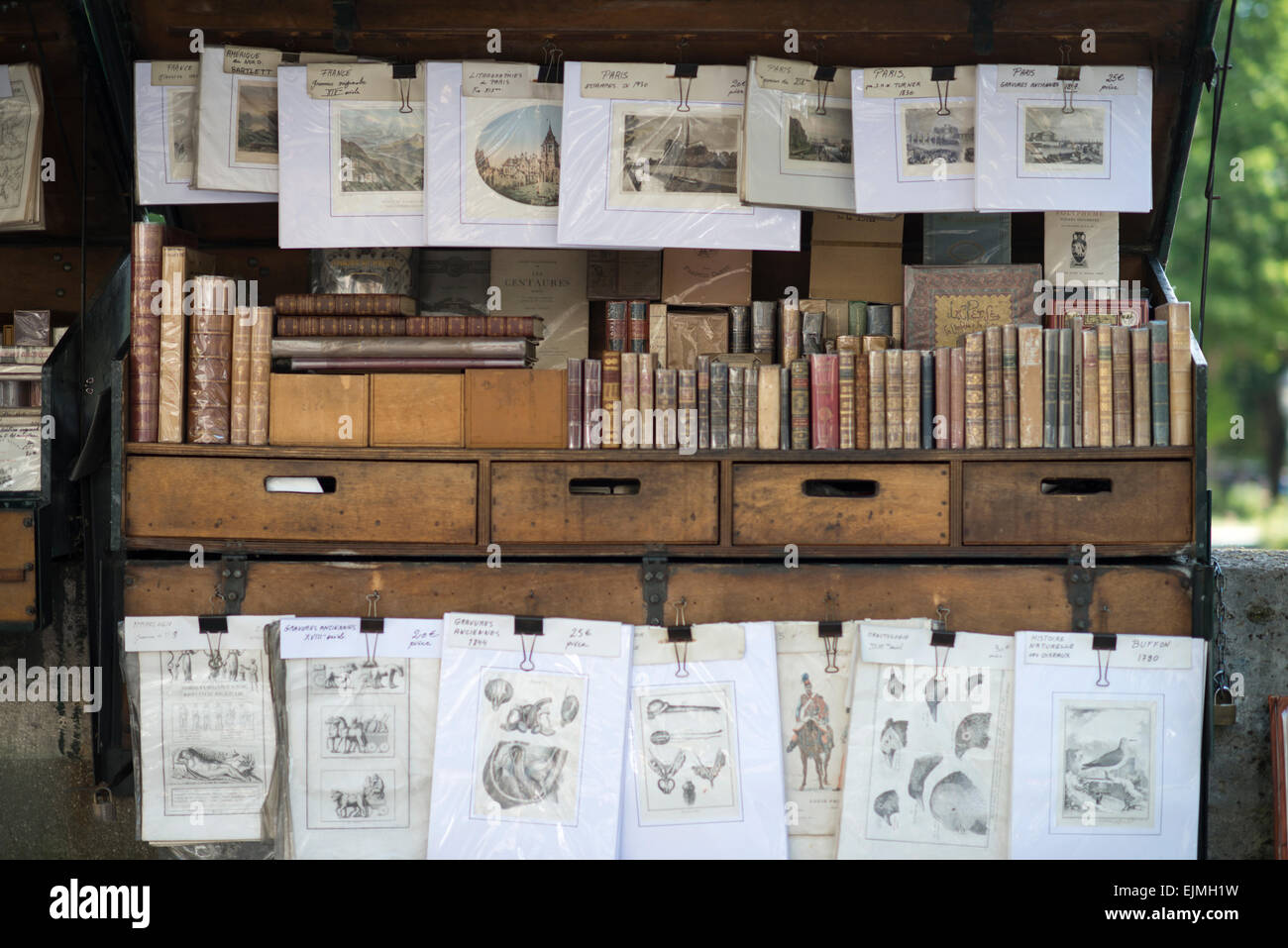 Bouquinistes along the seine hi-res stock photography and images - Alamy