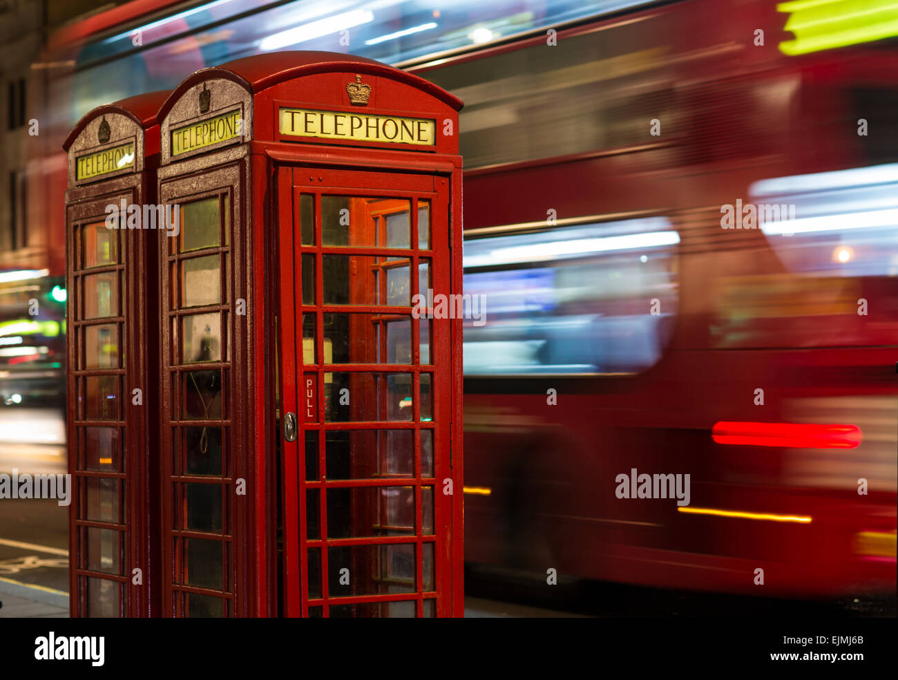 Phone booths, buses and lights at night, Trafalgar Square, London Stock ...