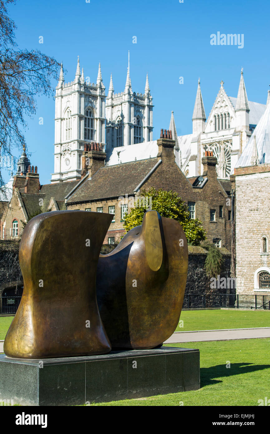 Henry moore sculpture london hi-res stock photography and images - Alamy