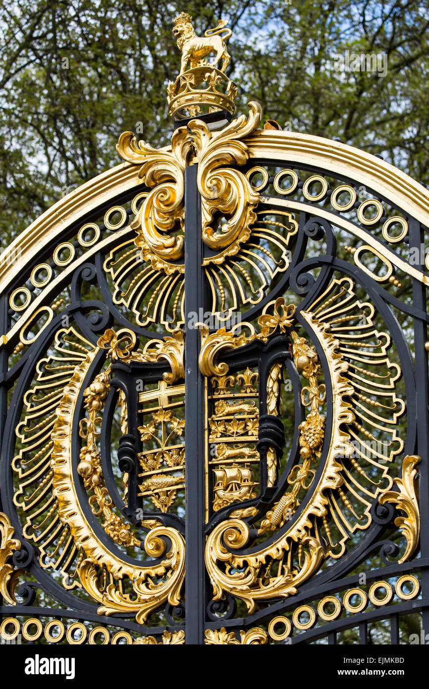 Gilded wrought iron outside Buckingham Palace, London Stock Photo - Alamy