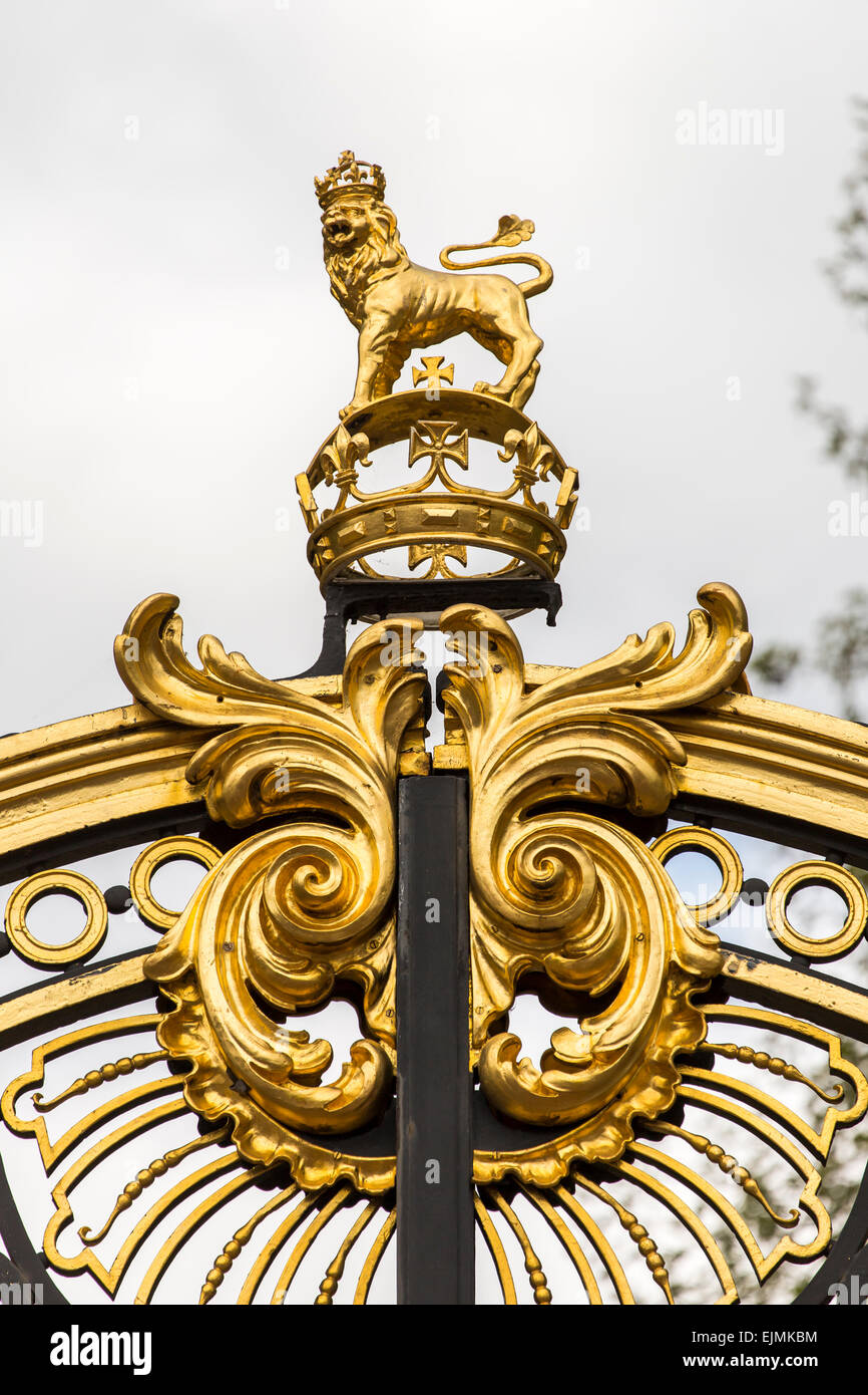Gilded wrought iron outside Buckingham Palace, London Stock Photo - Alamy