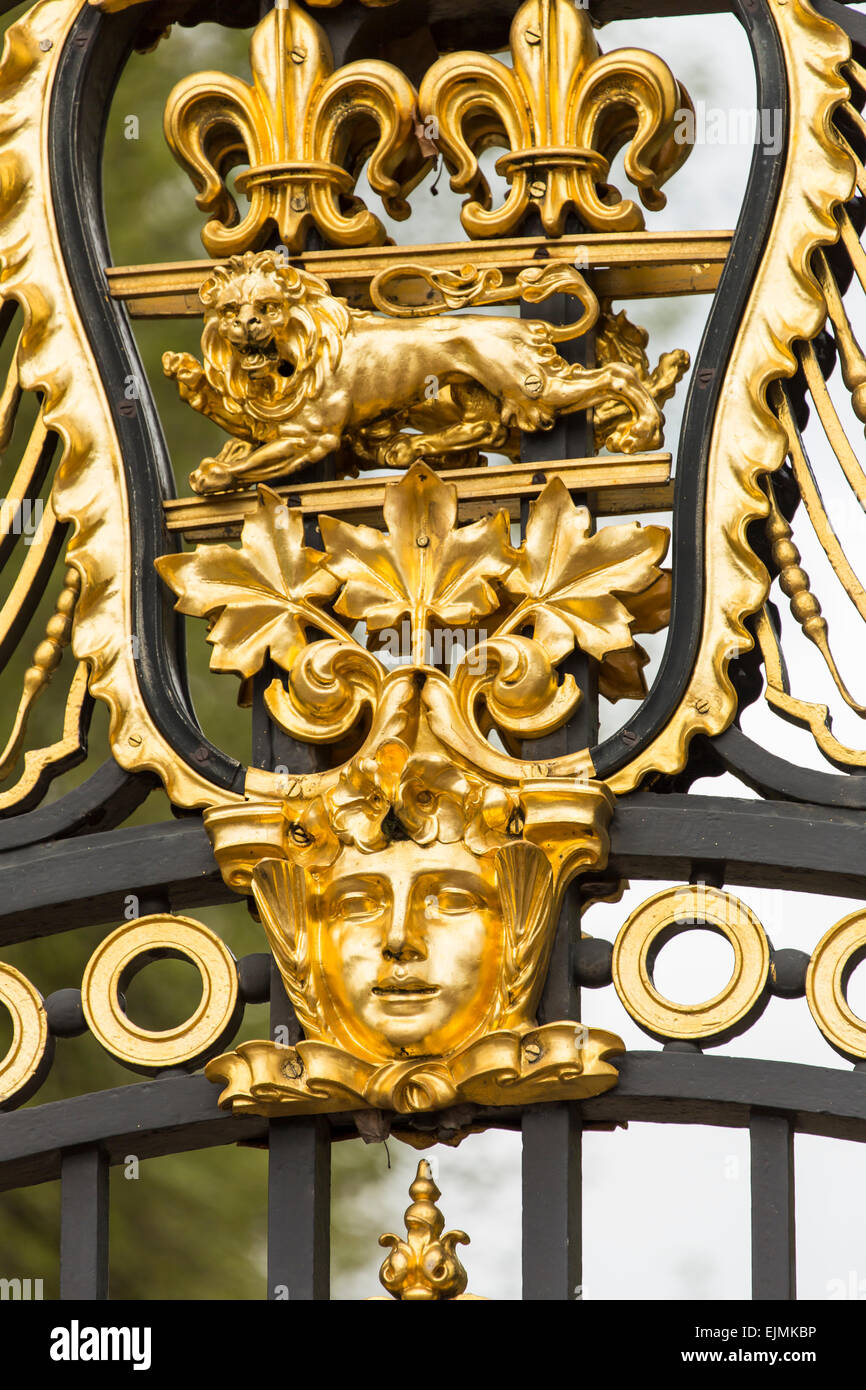 Gilded wrought iron outside Buckingham Palace, London Stock Photo - Alamy
