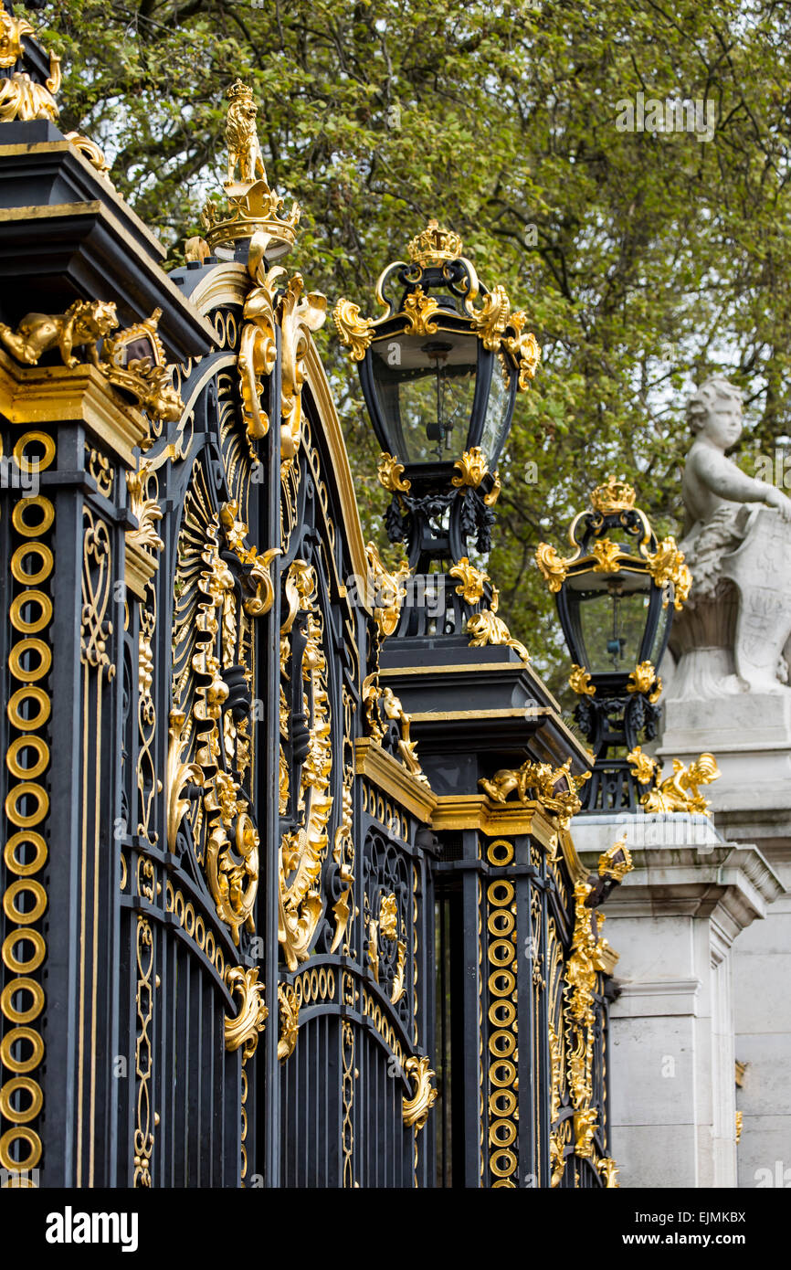 Gilded wrought iron outside Buckingham Palace, London Stock Photo - Alamy