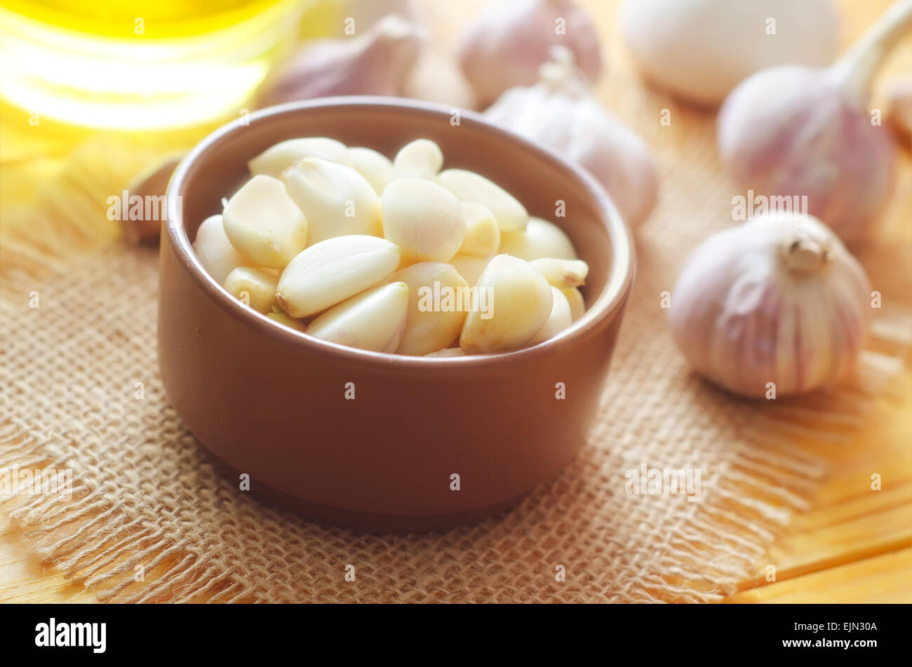 Fresh garlick in the brown bowl Stock Photo - Alamy