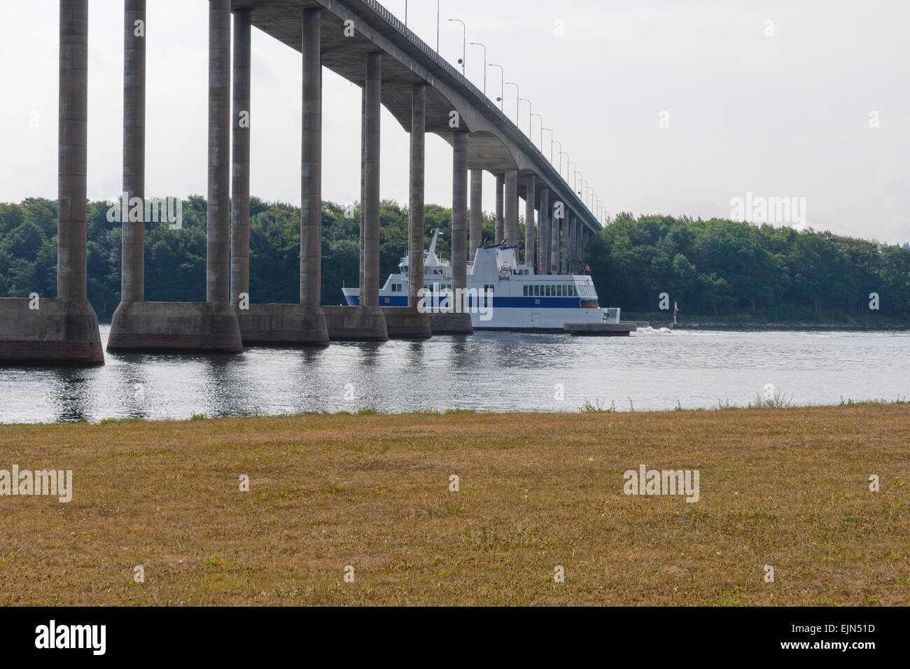Ship bridge windows hi-res stock photography and images - Alamy