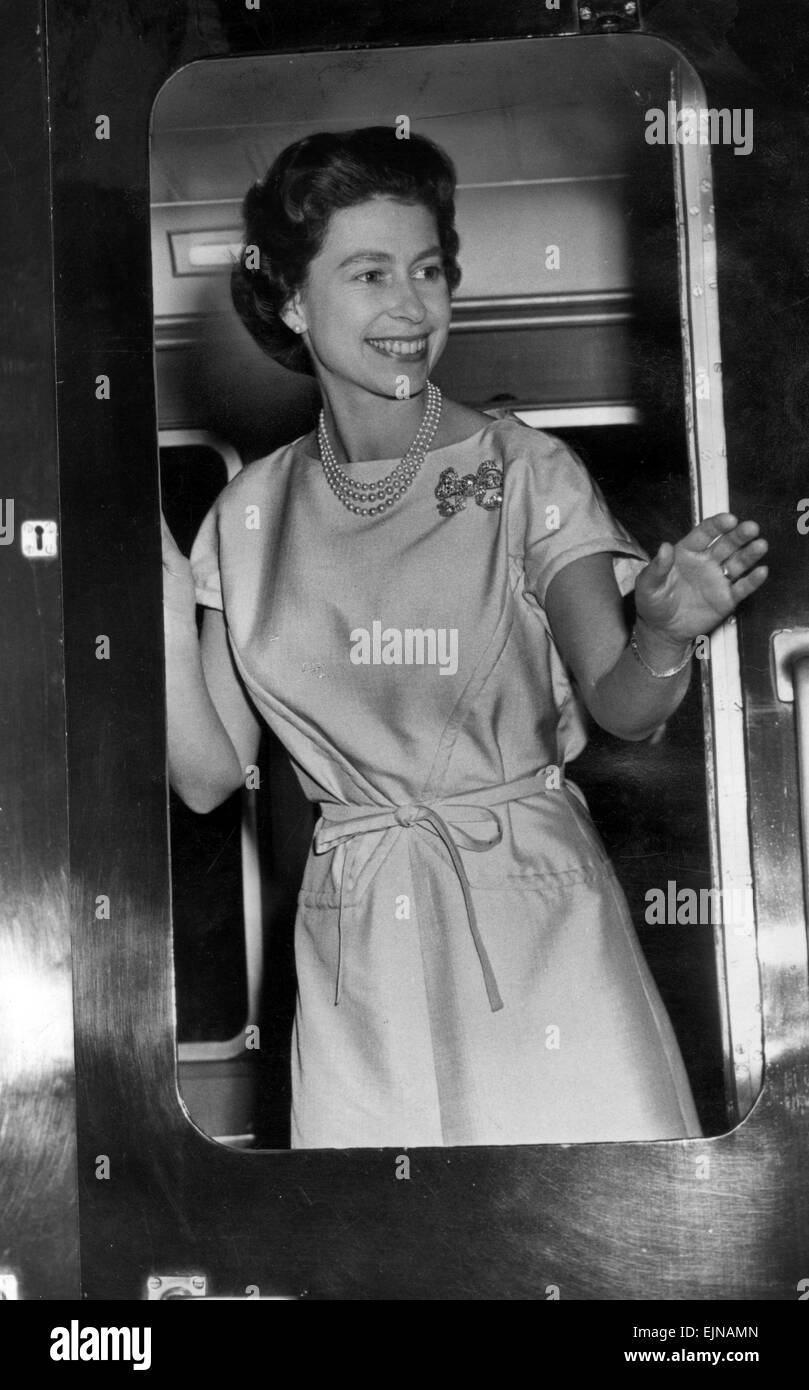 The Queen leaving Manchester, 18th February 1965 Stock Photo - Alamy