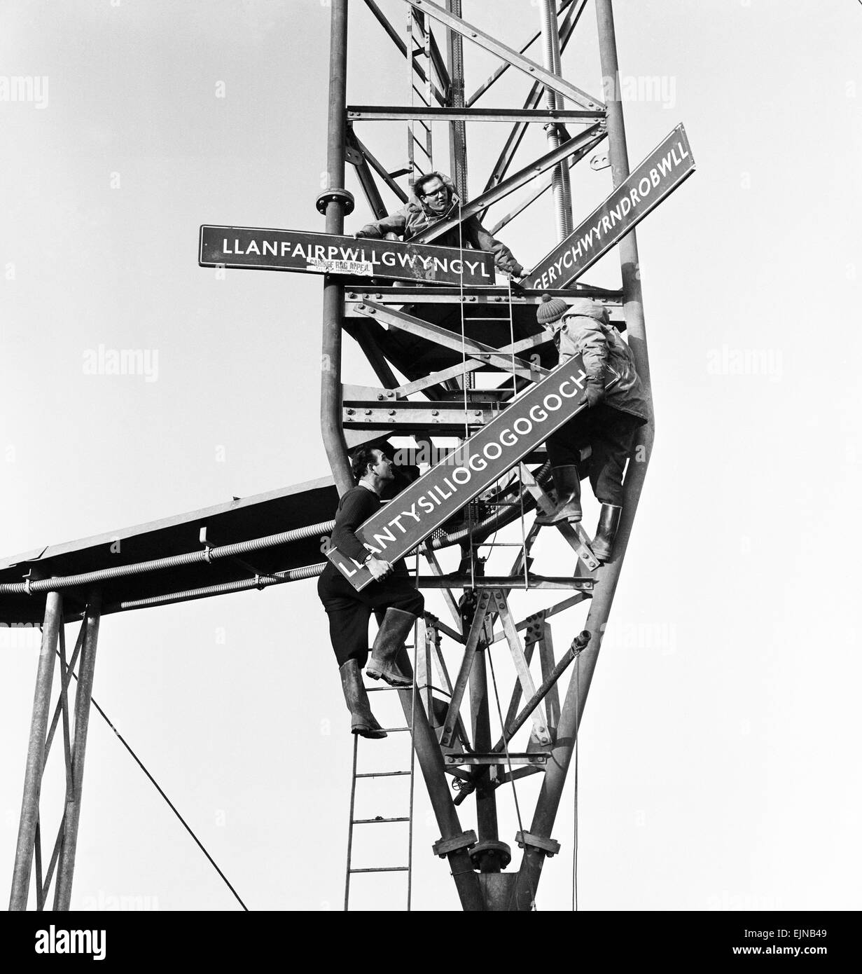 Removing mast hi-res stock photography and images - Alamy