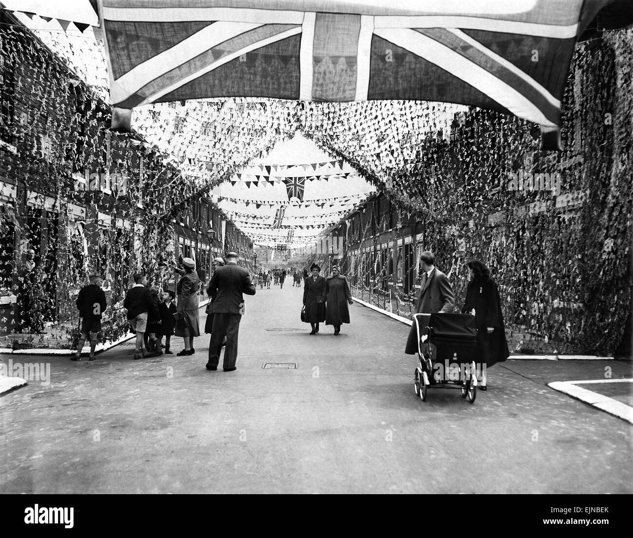 Coronation street party 1953 hi-res stock photography and images - Alamy