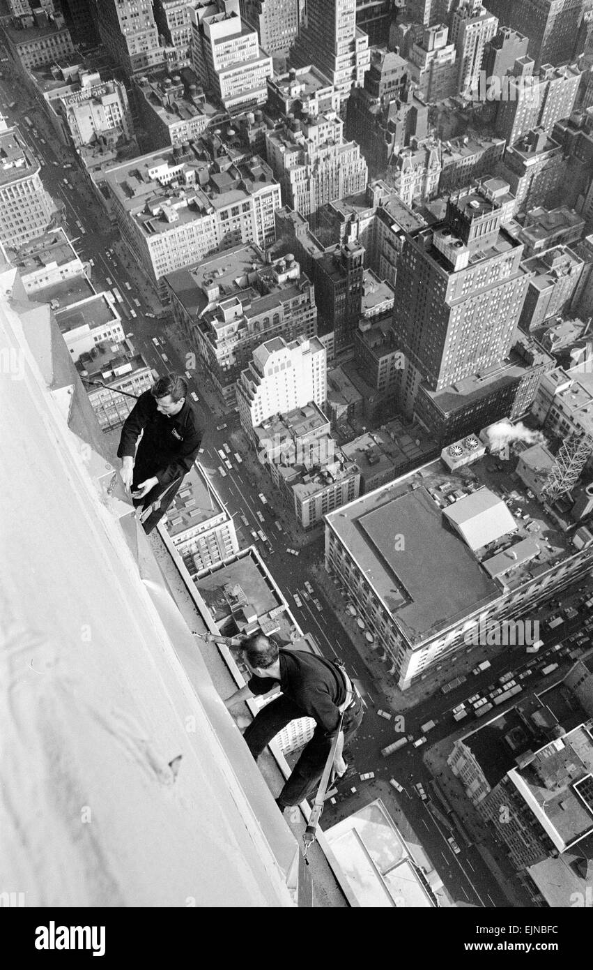 Workmen busy cleaning windows 1000 ft up the Empire State building in ...