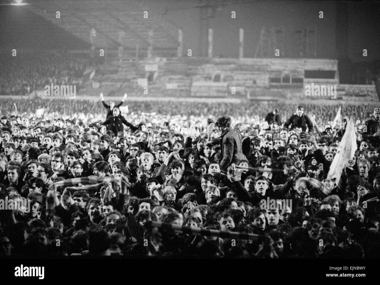 Manchester old trafford crowd Black and White Stock Photos & Images - Alamy