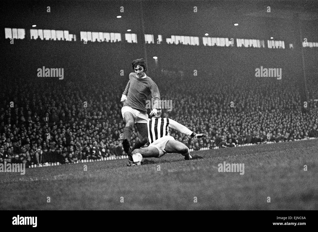 Manchester United footballer George Best in action against West ...