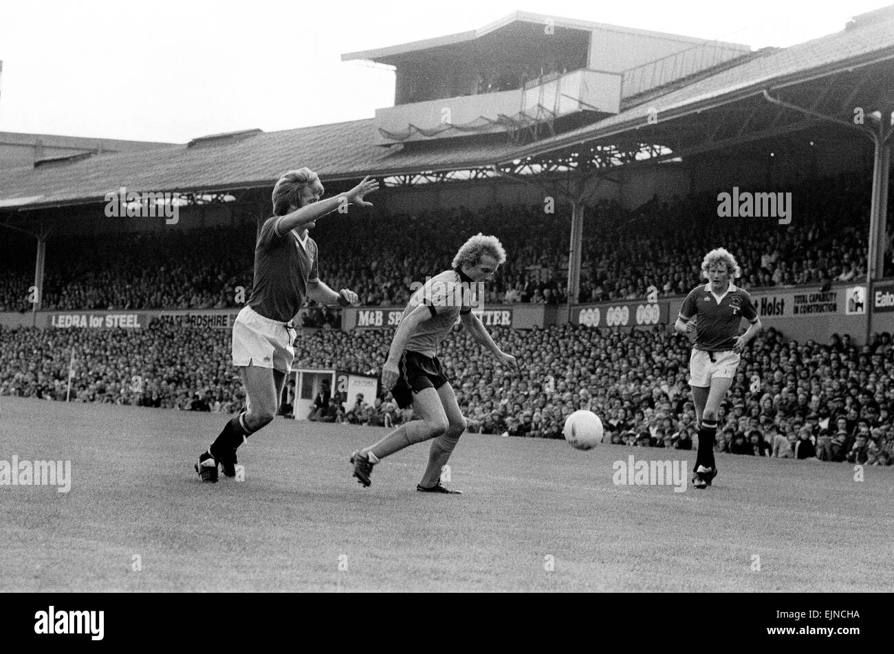 Wolverhampton Wanderers 3 vs. Manchester United 1. Andy Gray of Wolves ...