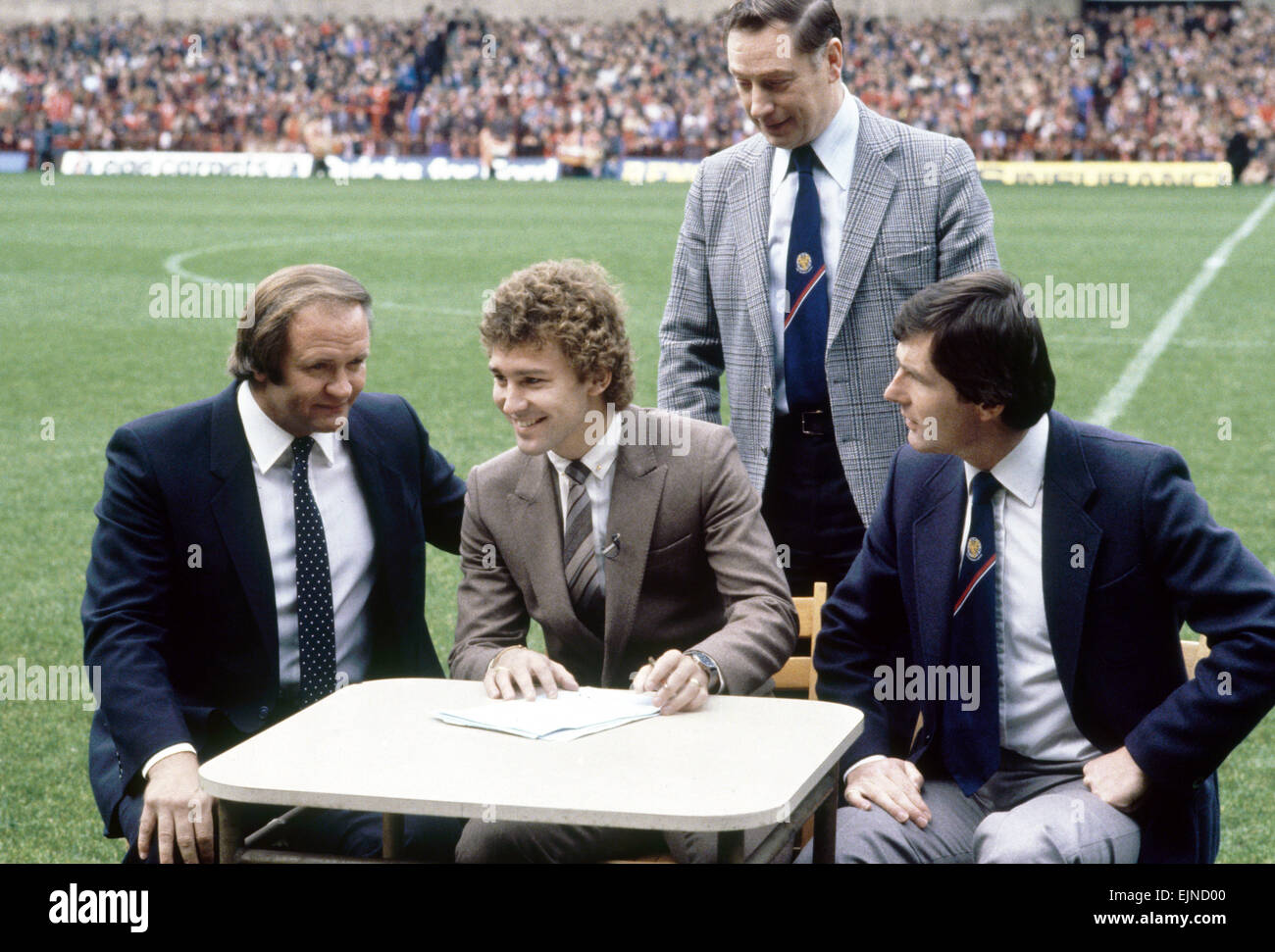 Manchester united bryan robson 1981 hi-res stock photography and images ...