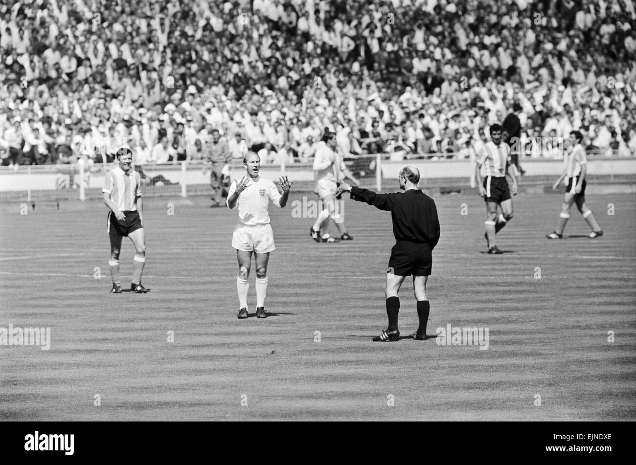 1966 World Cup Quarter Final at Wembley Stadium. England 1 v Argentina ...