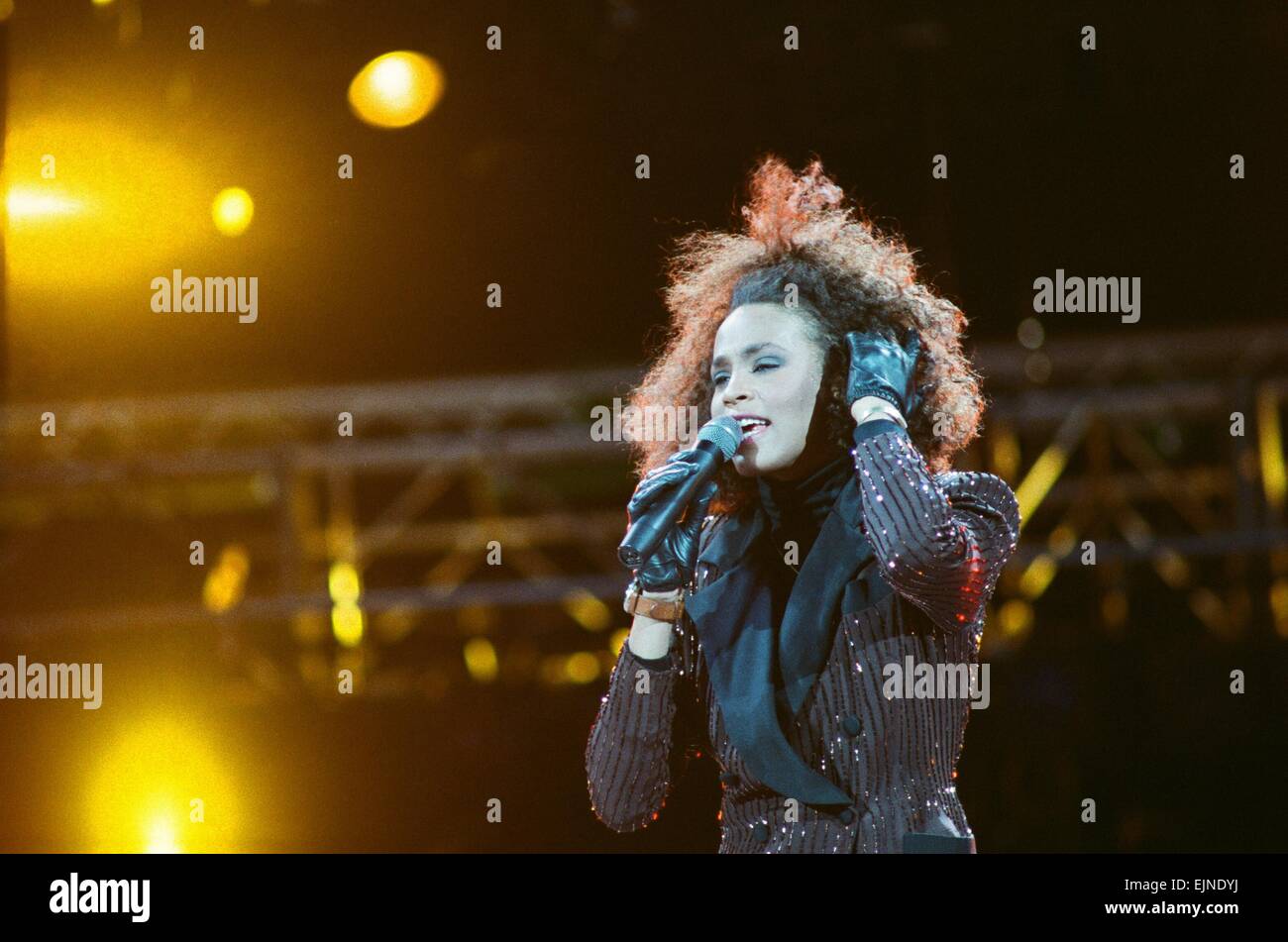 Whitney Houston singing at Freedomfest: Nelson Mandela 70th Birthday ...