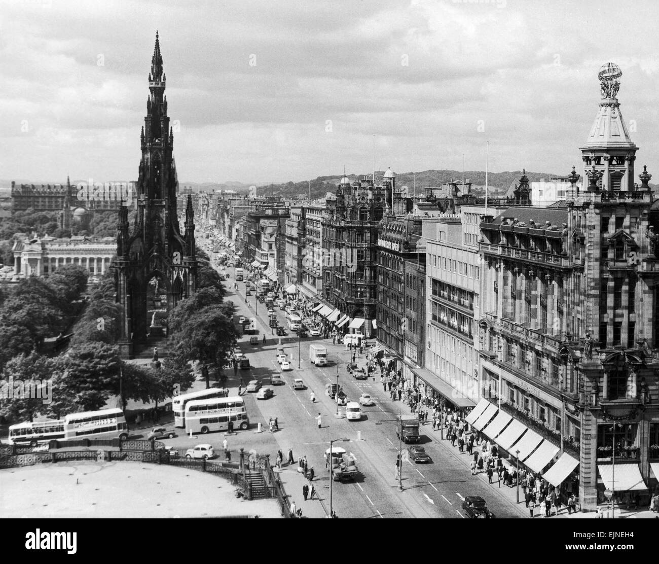 Edinburgh princes street archive hi-res stock photography and images ...