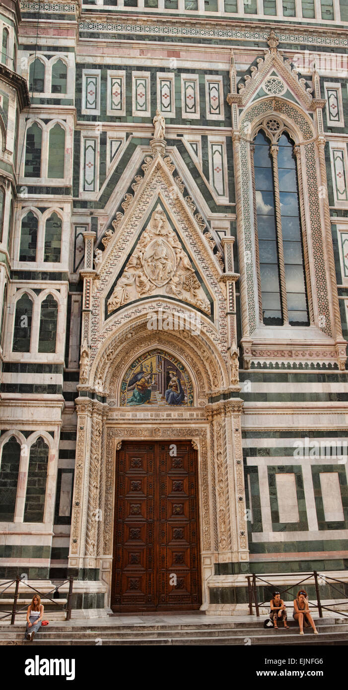 Cathedral entrance door hi-res stock photography and images - Alamy