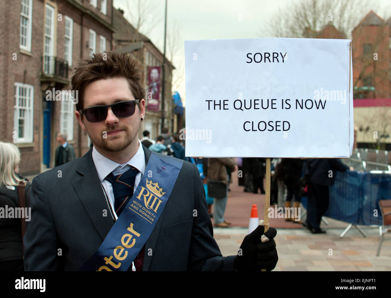 Queue sign hi-res stock photography and images - Alamy