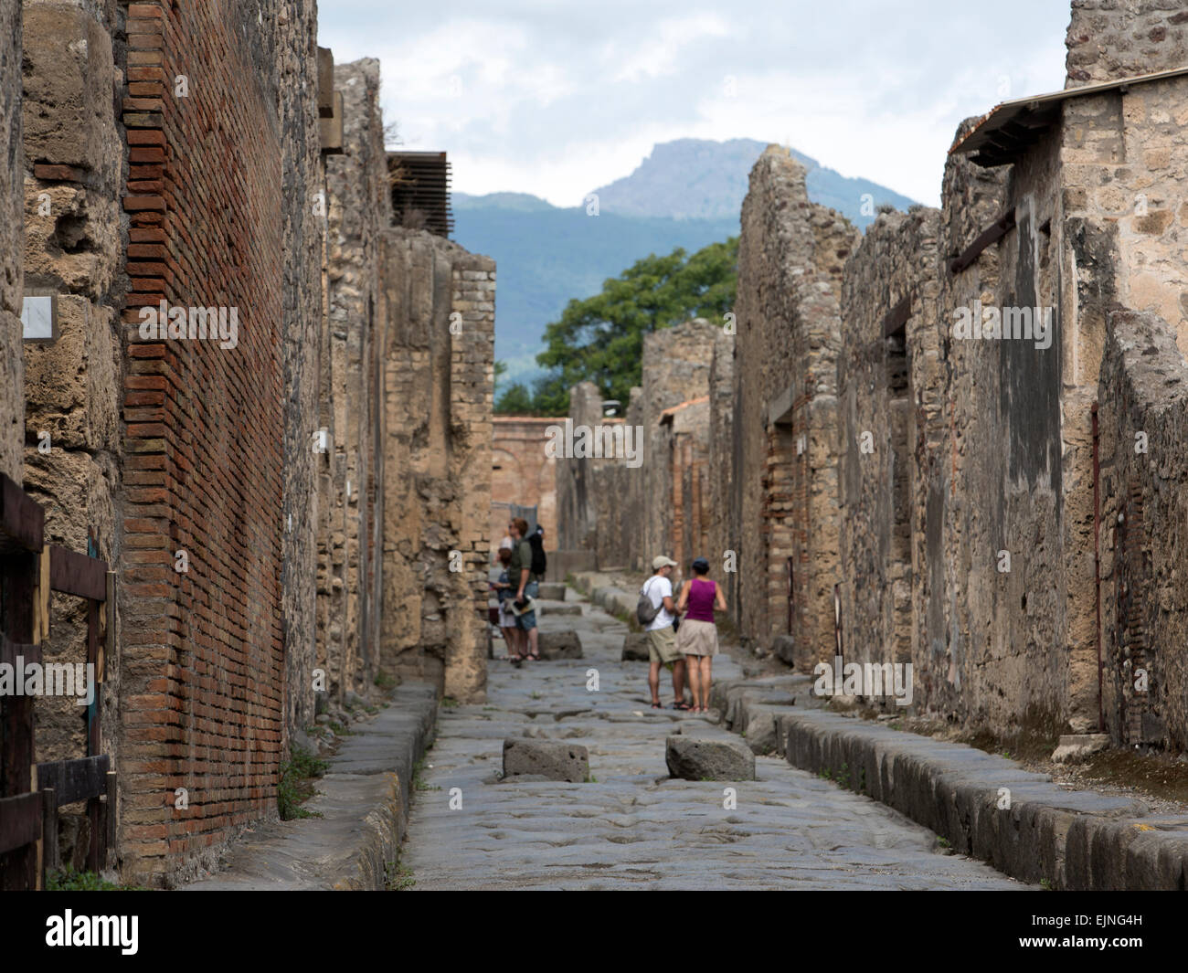 Pompeii, Italy ancient buildings and road Stock Photo - Alamy
