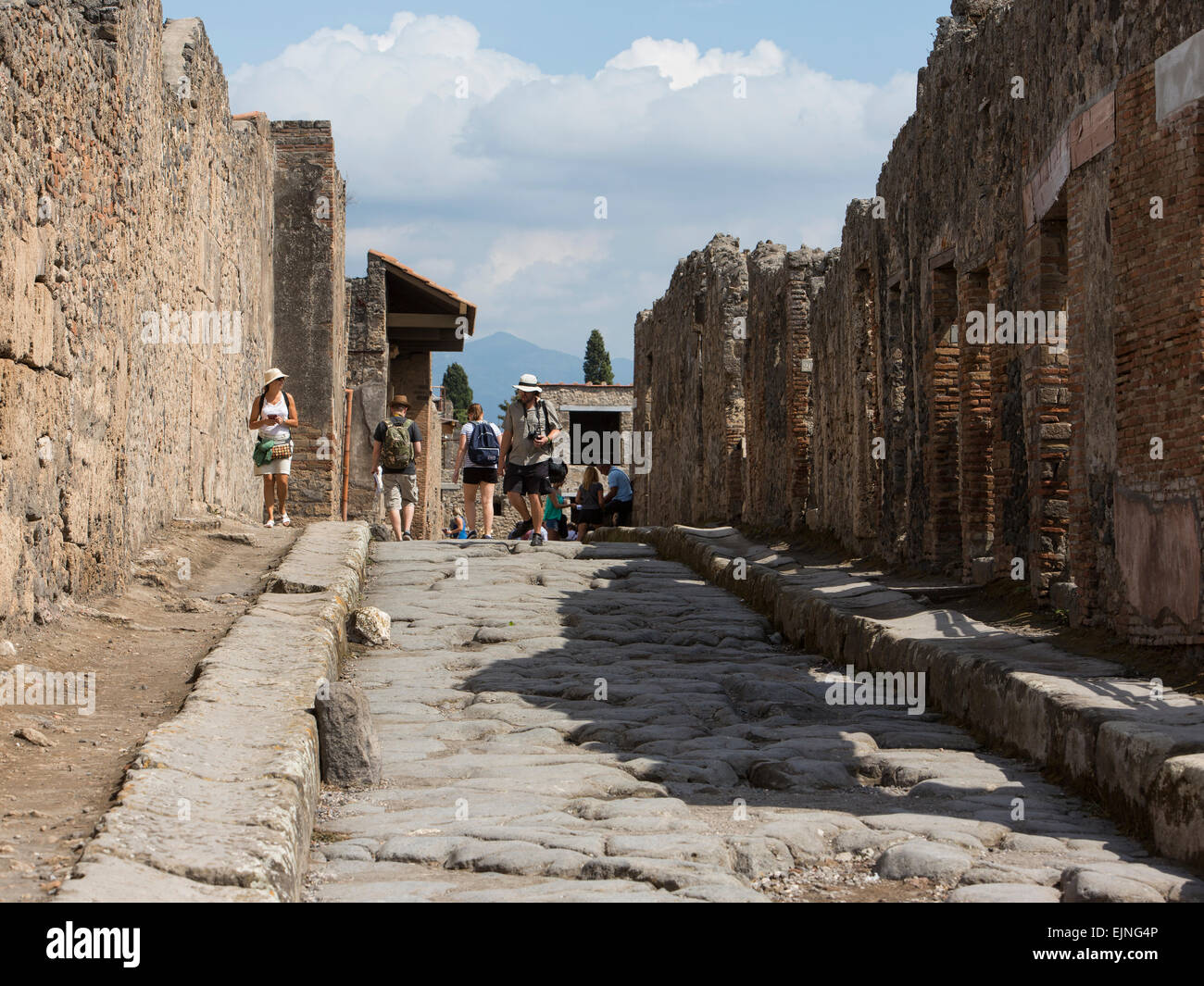 Pompeii, Italy ancient cobblestone street building Stock Photo - Alamy