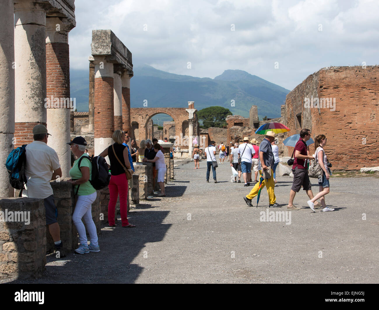 Pompeii, Naples, Italy crowds courtyard Mount Vesuvius Stock Photo - Alamy