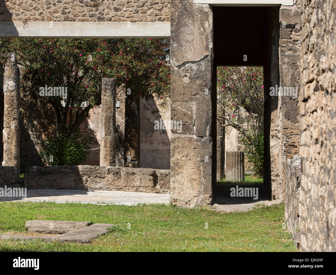 Pompeii, Naples, Italy garden courtyard ancient building Stock Photo ...