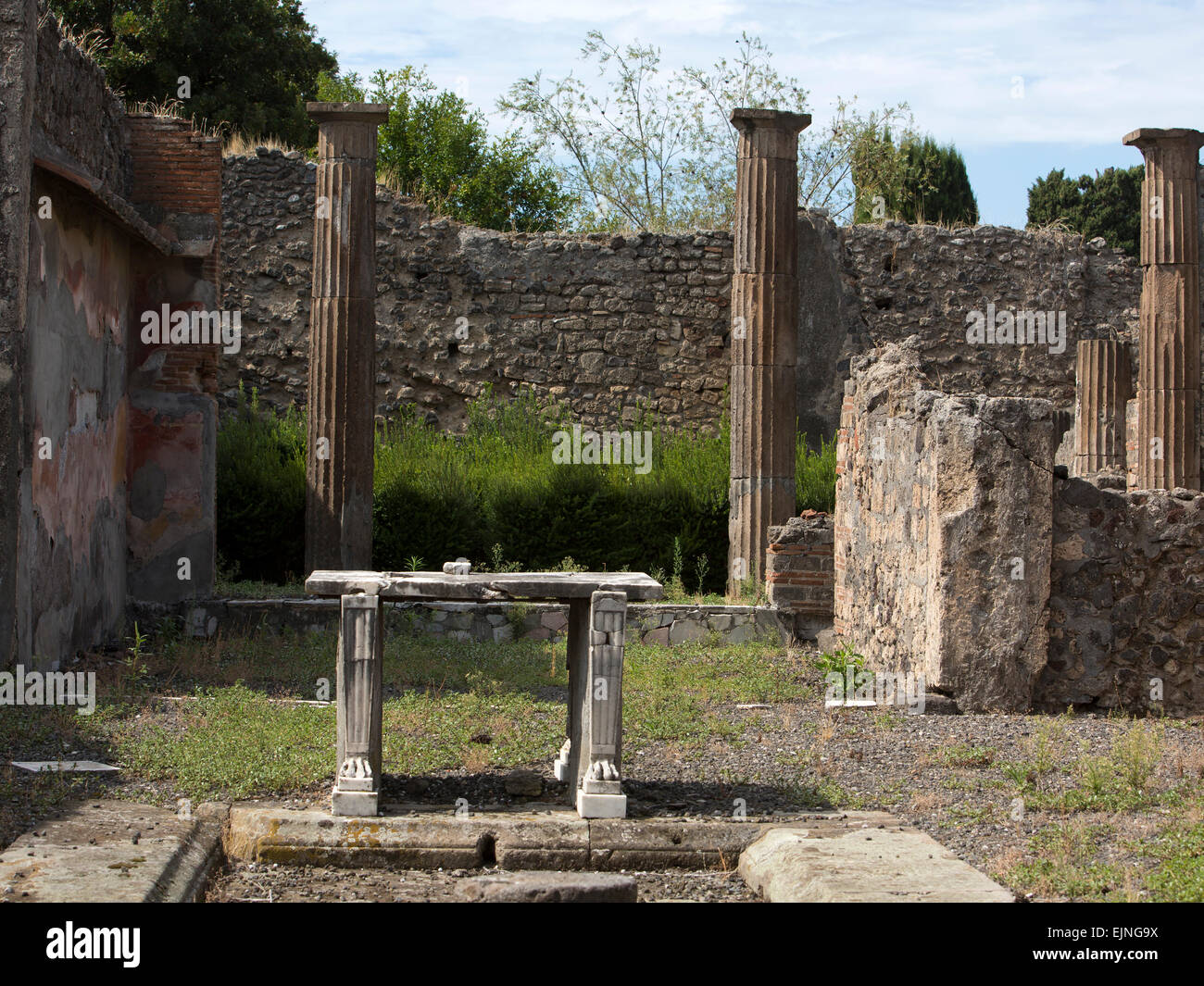 Ancient roman stone table hi-res stock photography and images - Alamy