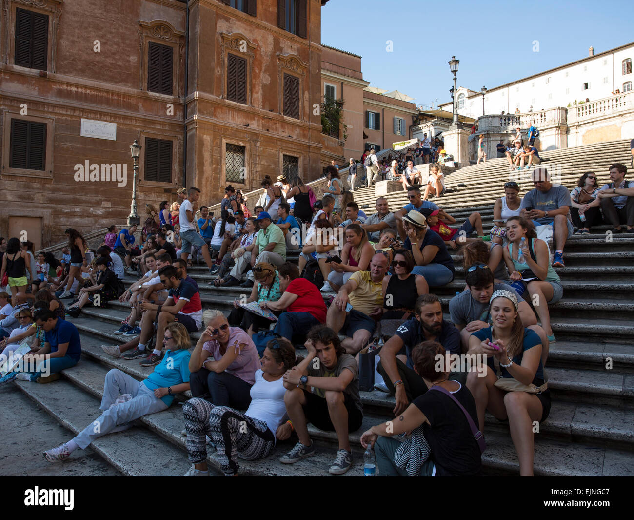 Rome, Italy tourists sitting Spanish Steps Stock Photo - Alamy