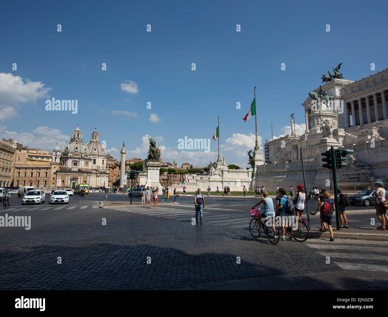 Rome, Italy Vittorio Emmanuel Monument crosswalk Stock Photo - Alamy