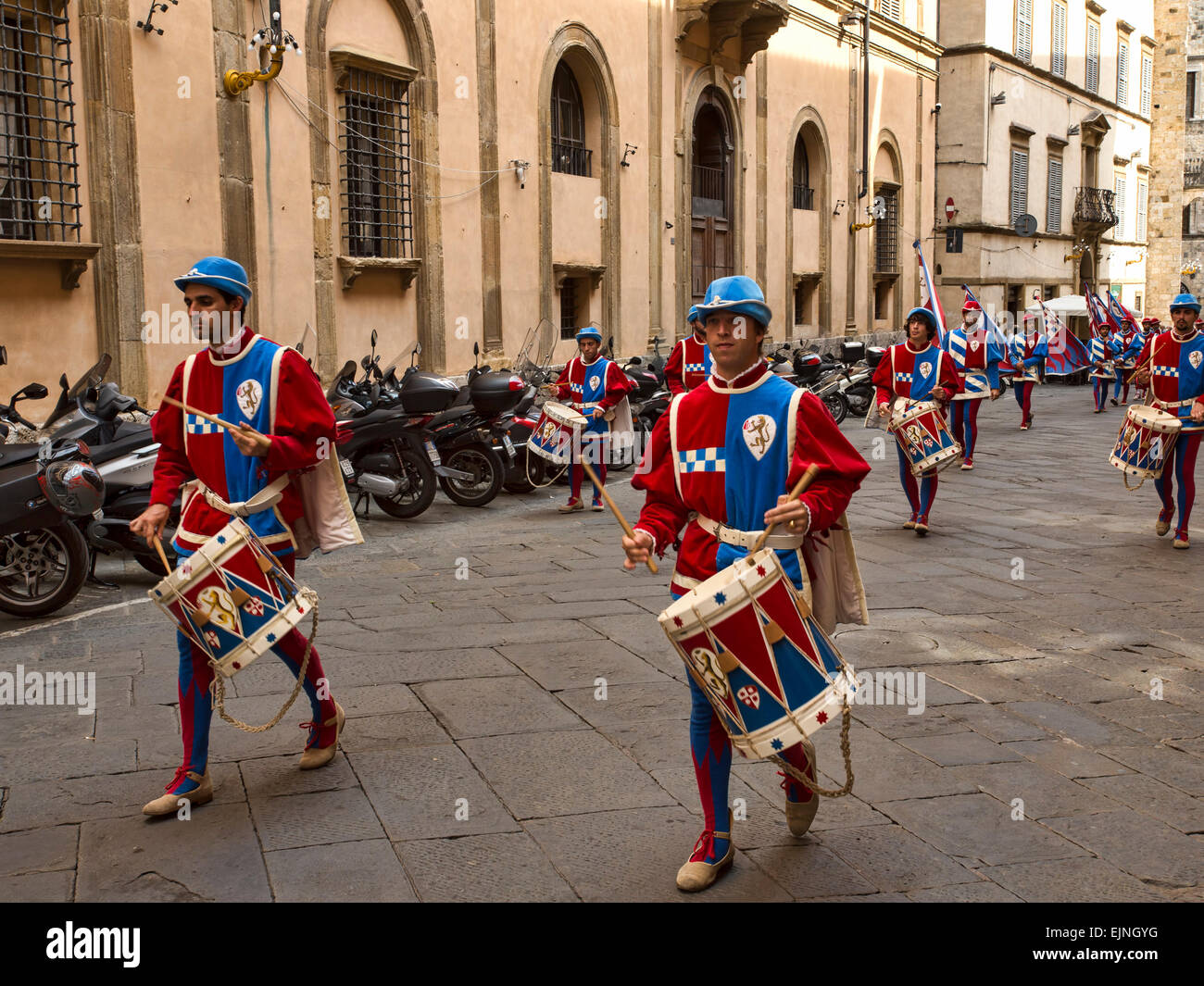 Siena, Italy historical medieval march palio drummers Stock Photo - Alamy