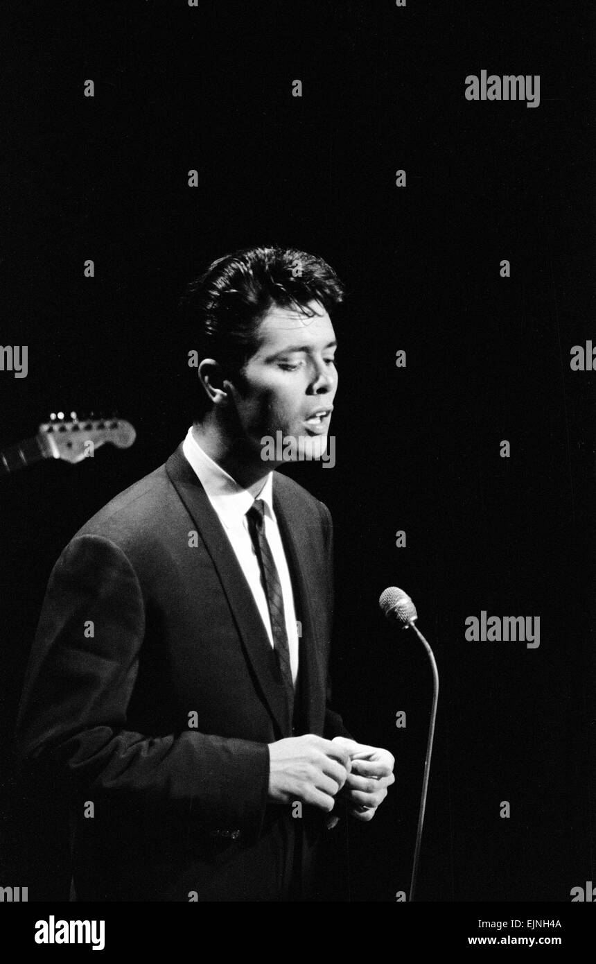 Cliff richard performing hi-res stock photography and images - Alamy