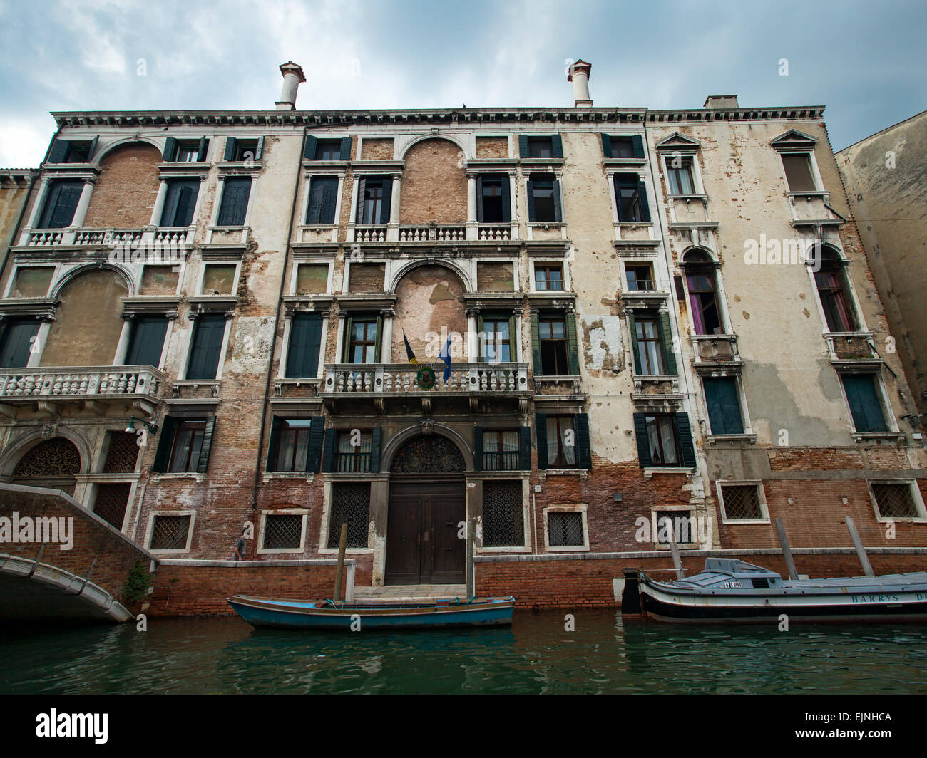 Italian consulate building hi-res stock photography and images - Alamy
