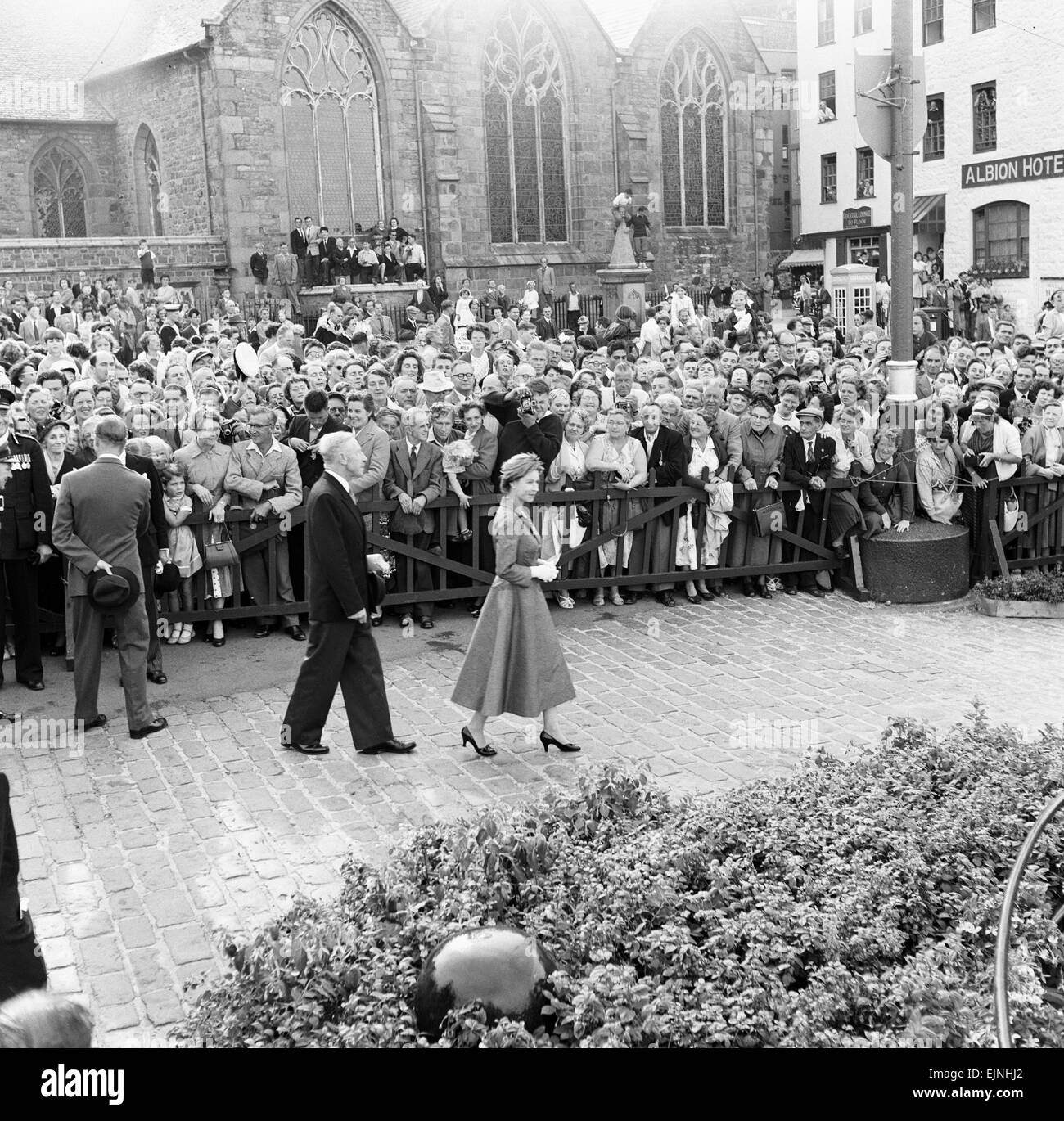 Queen elizabeth ii 1957 Black and White Stock Photos & Images - Alamy