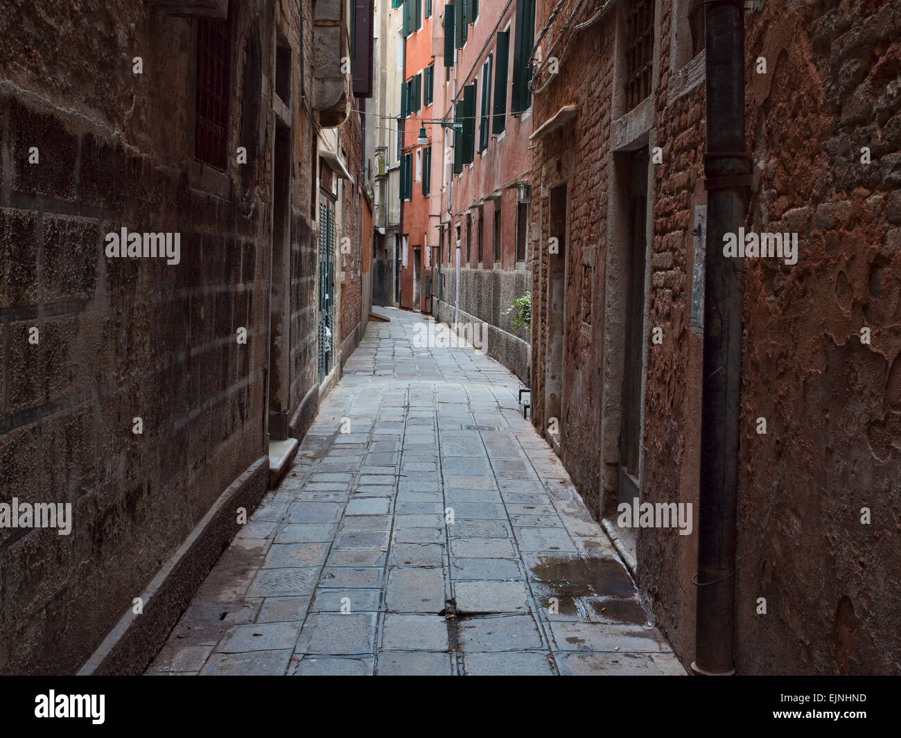 Venice, Italy narrow neighborhood walkway Stock Photo - Alamy