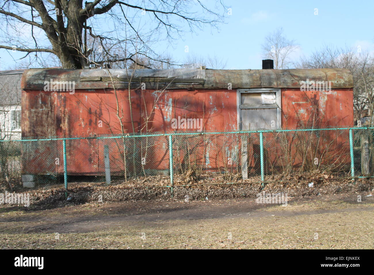 Old chariot wheel on tree hi-res stock photography and images - Alamy