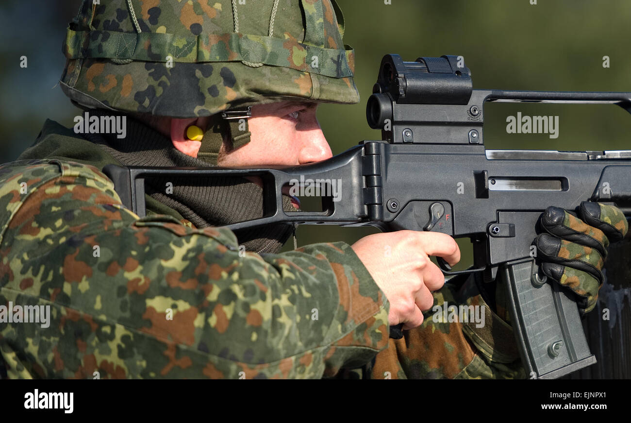 Nochten, Germany. 01st Feb, 2011. FILE - A recruit to the signal ...