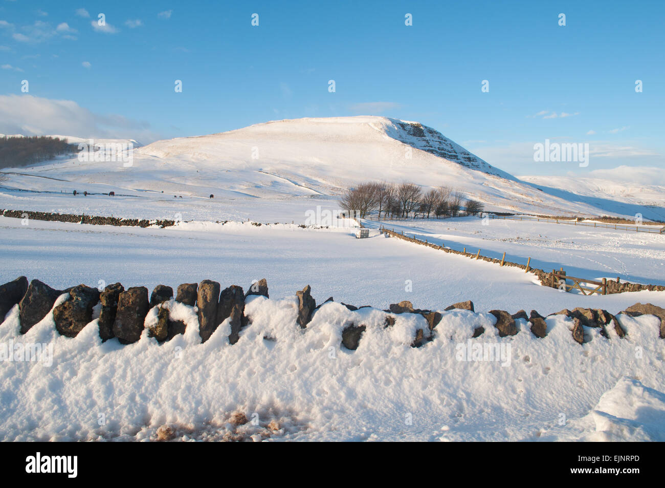 Mam Tor, Derbyshire in the snow Stock Photo - Alamy