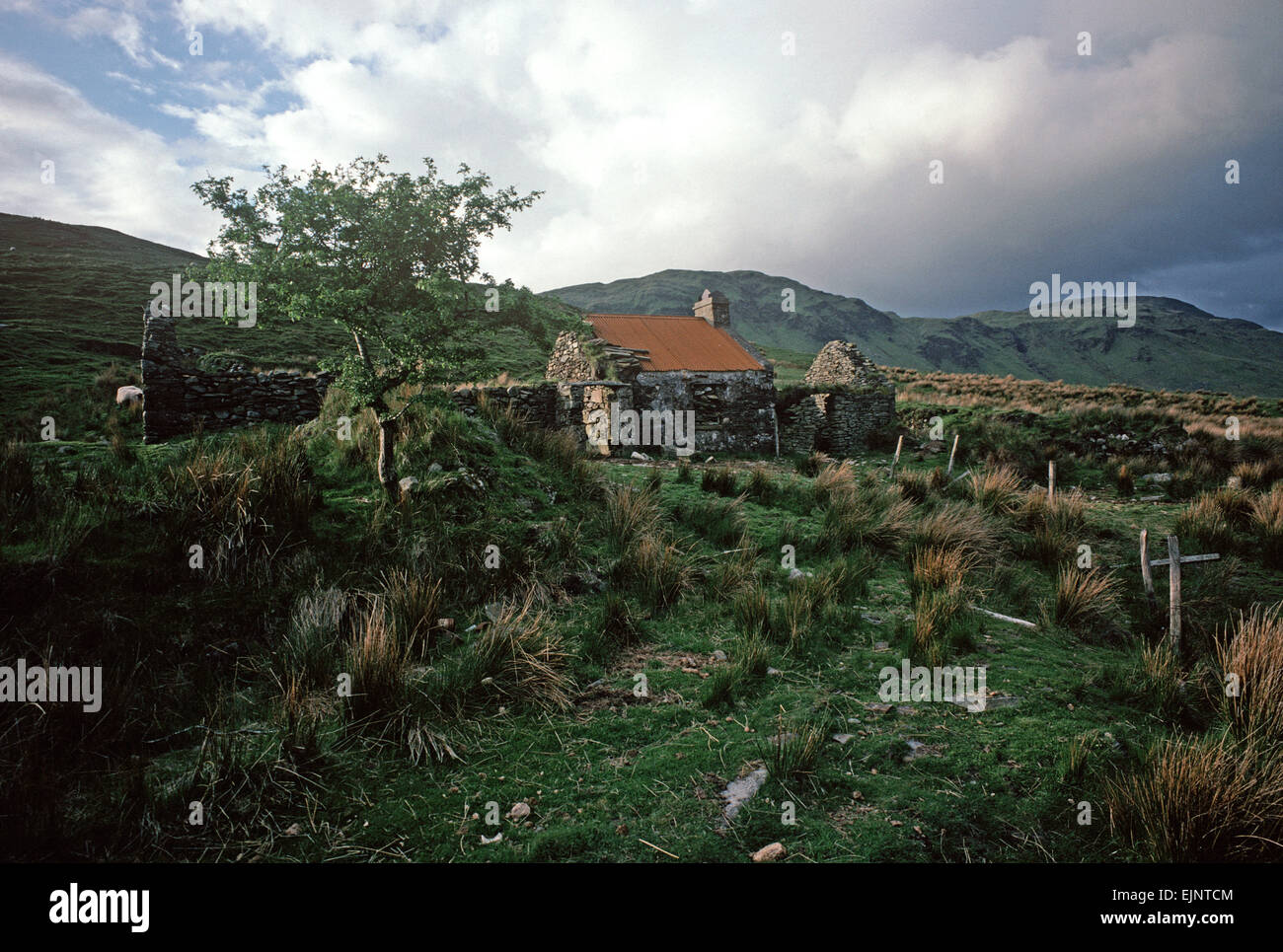 Abandoned farm house in the Blue Stack Mountains, Donegal, Ireland ...