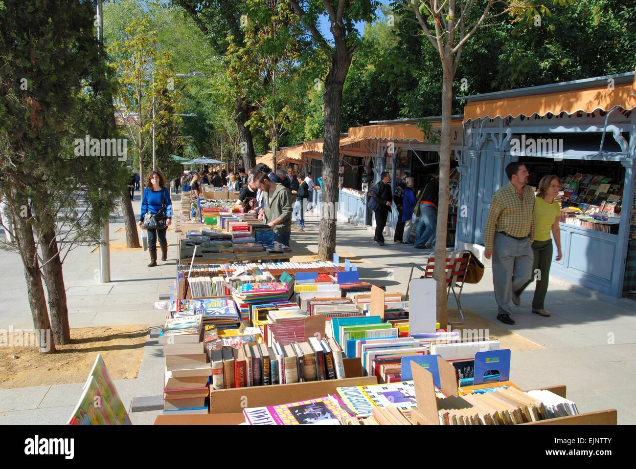 Secondhand bookstall hi-res stock photography and images - Alamy