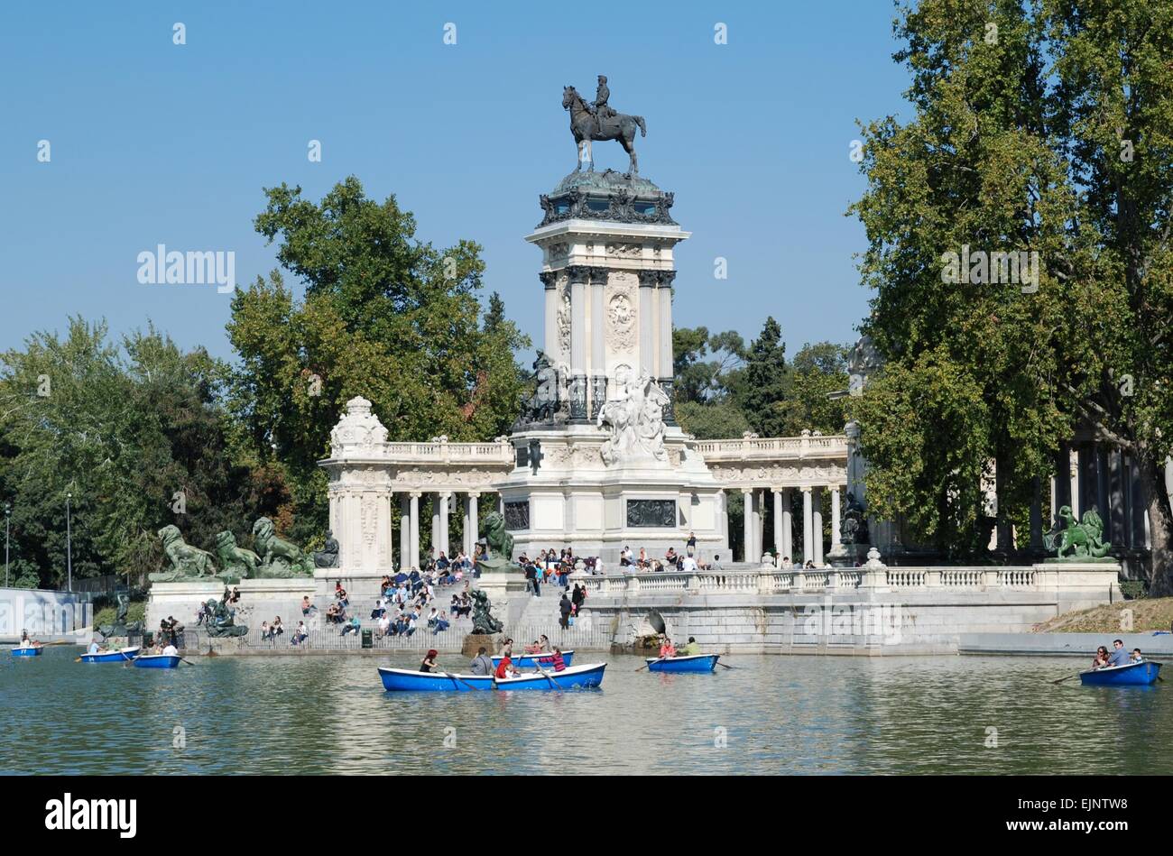 People relaxing in rowing boats on the boating lake, Buen Retiro Park ...