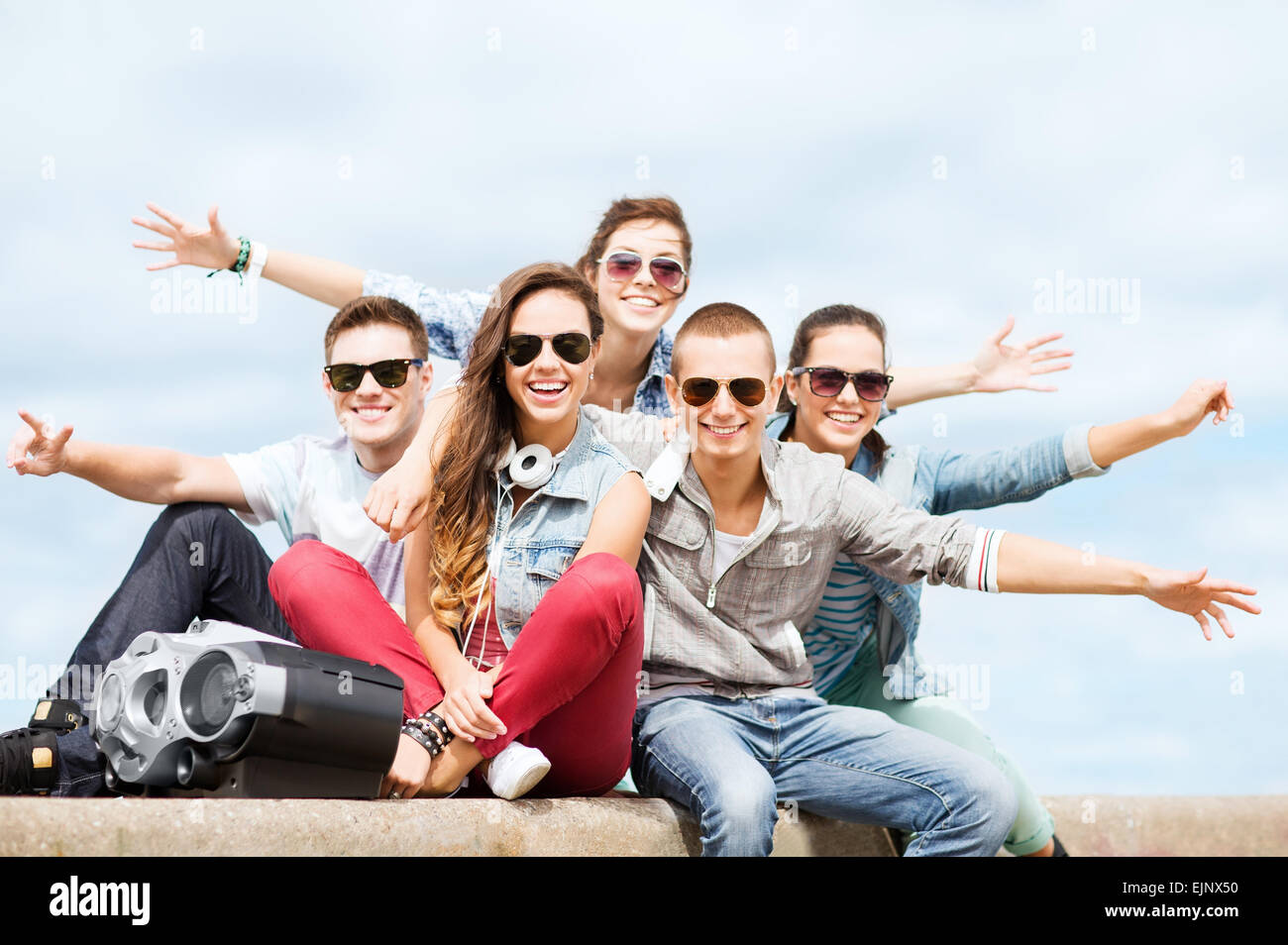 group of teenagers hanging out Stock Photo - Alamy