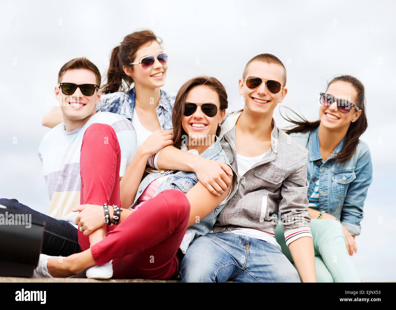 group of teenagers hanging out Stock Photo - Alamy