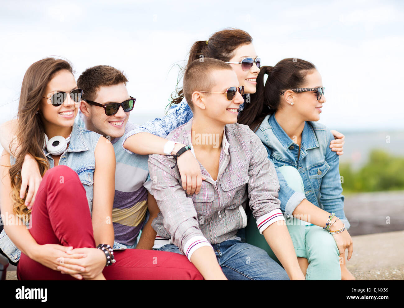 group of teenagers hanging out Stock Photo - Alamy