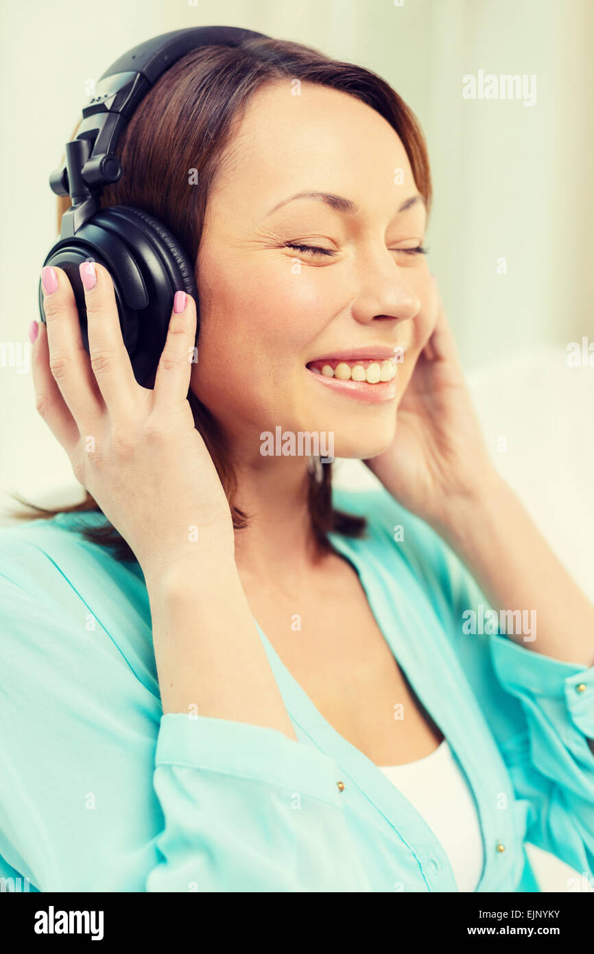 Teen headphones listening music hi-res stock photography and images - Alamy