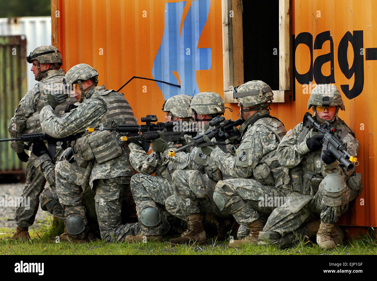 U.S. Army Soldiers from Charlie and Delta Company, 1st Battalion, 175th ...